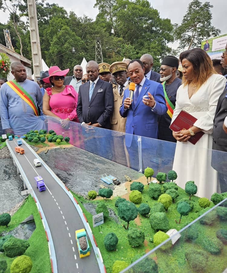 Avec la pose de la 1ere pierre du pont de Malombo, le fleuve Nyong ...
